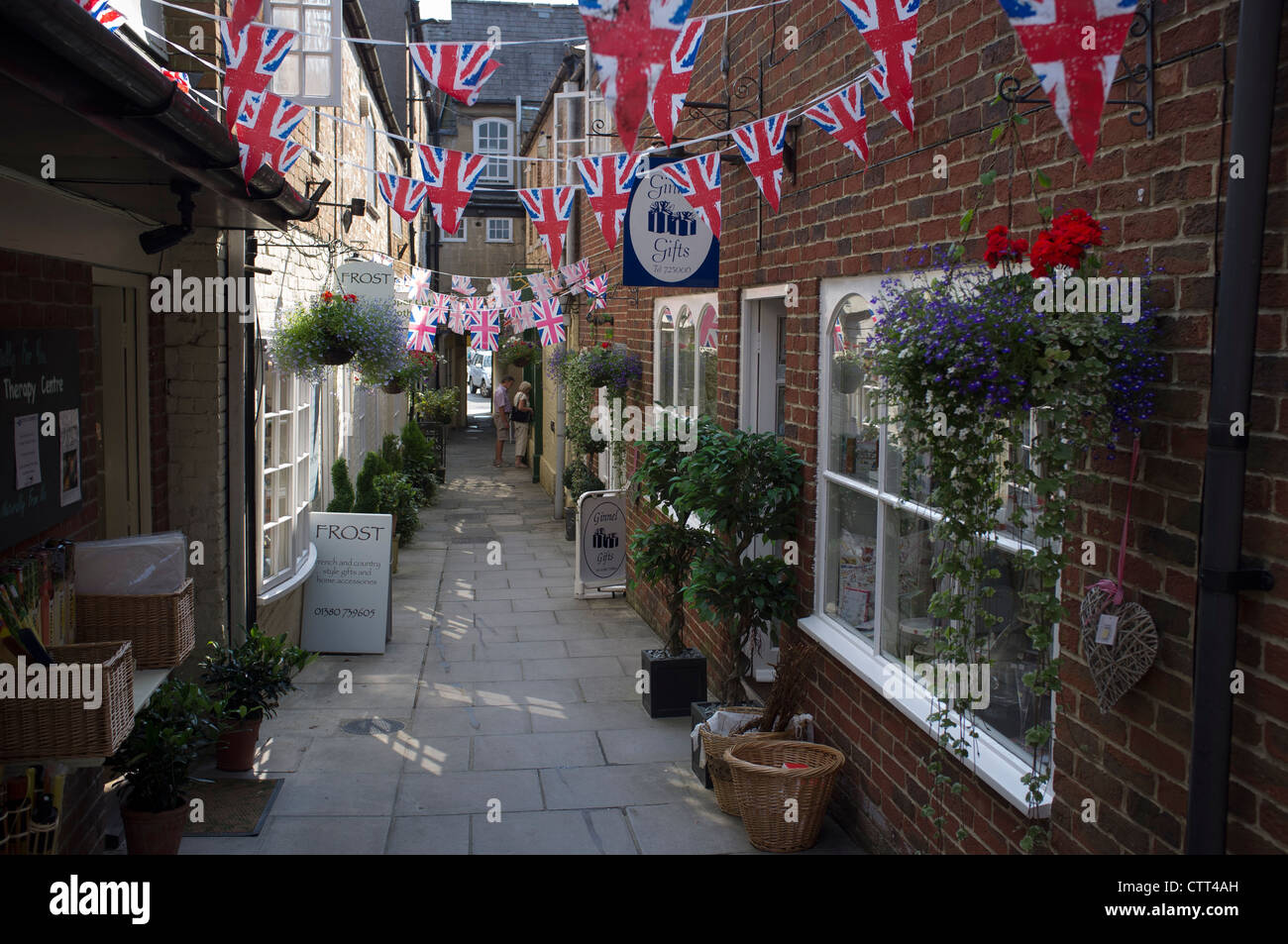 The Ginnel - Alley of local Shops Devizes Stock Photo - Alamy