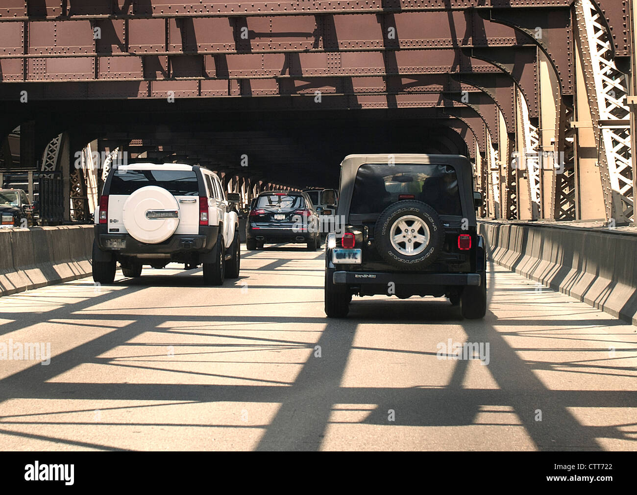 Trucks on manhattan bridge hi-res stock photography and images - Alamy