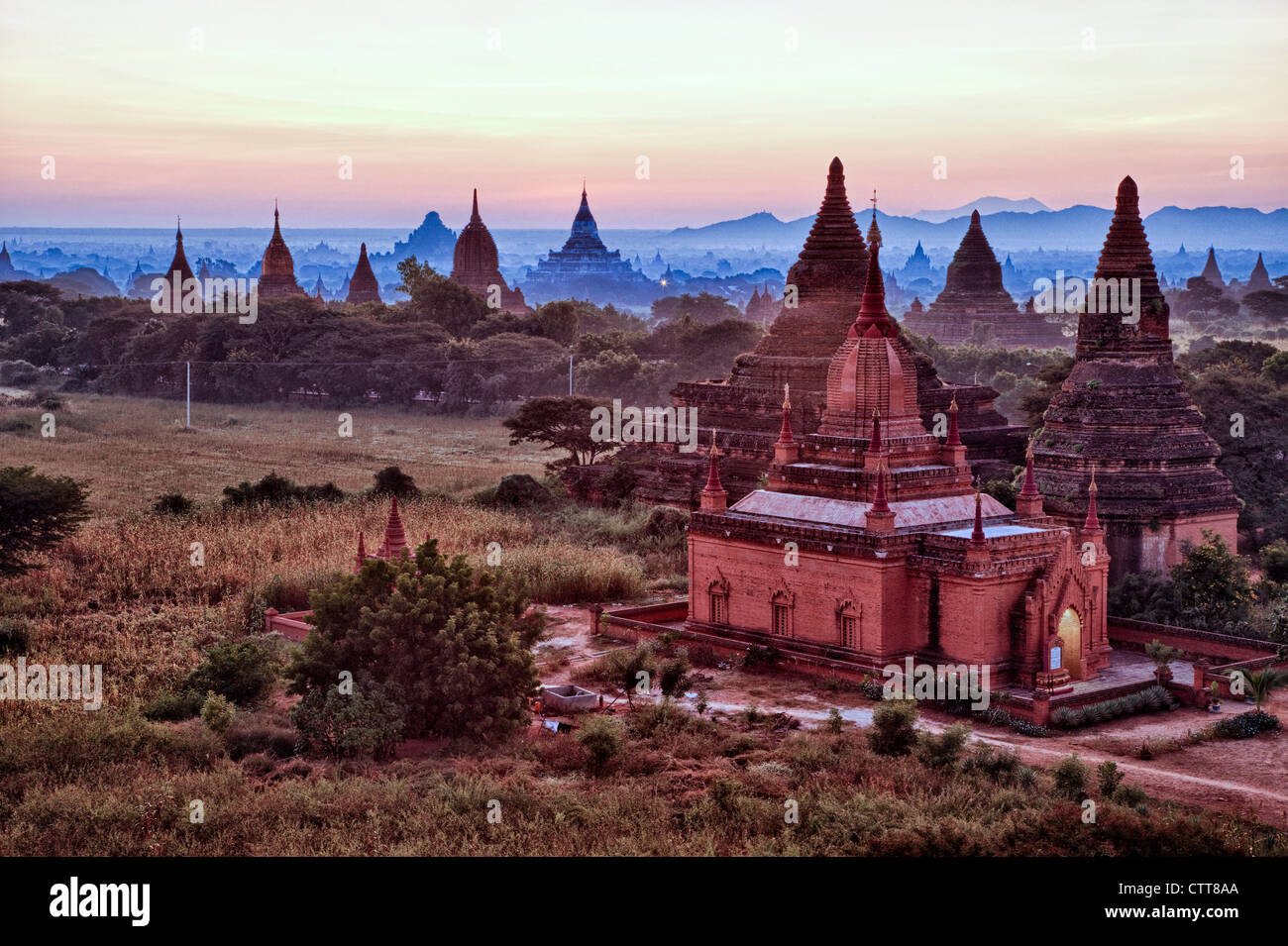 Burmese temples buddhist temples hi-res stock photography and images ...