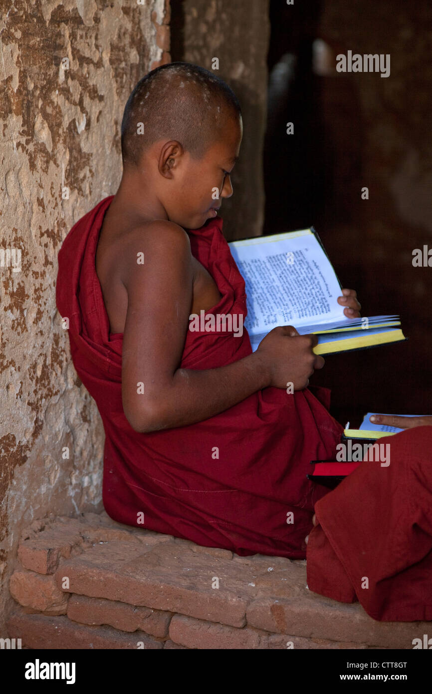 Novice monk by temple hi-res stock photography and images - Alamy