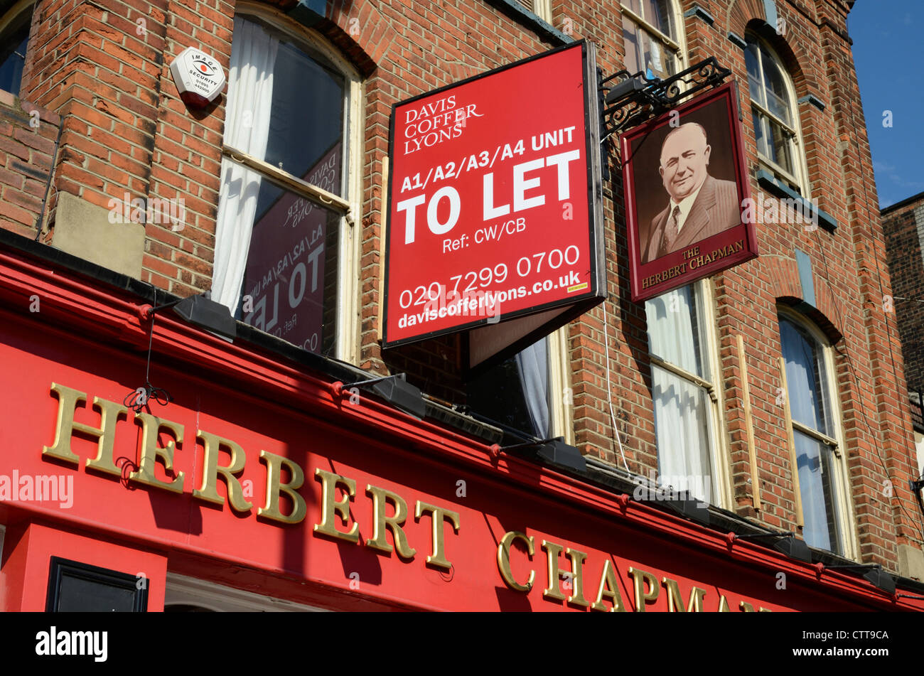' To Let ' sign outside a London pub Stock Photo - Alamy