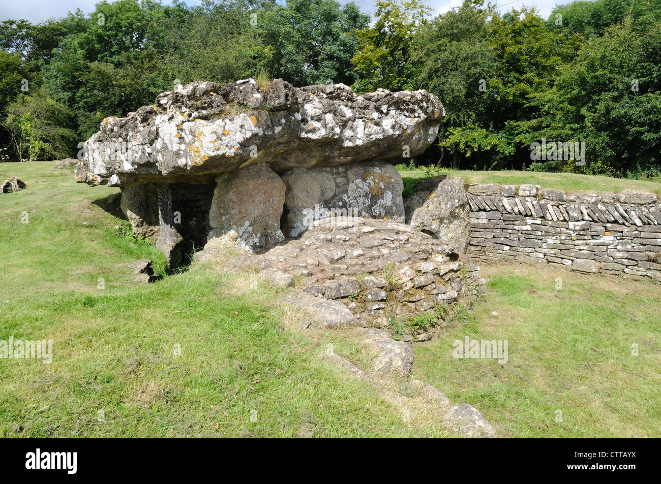 Neolithic megalithic burial chamber hi-res stock photography and images ...