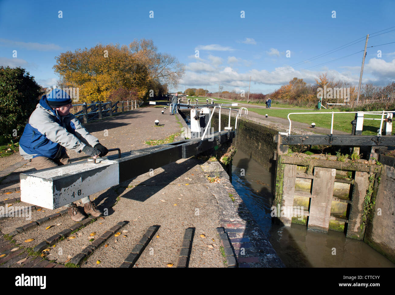 closing lock gate on grand union canal Stock Photo - Alamy