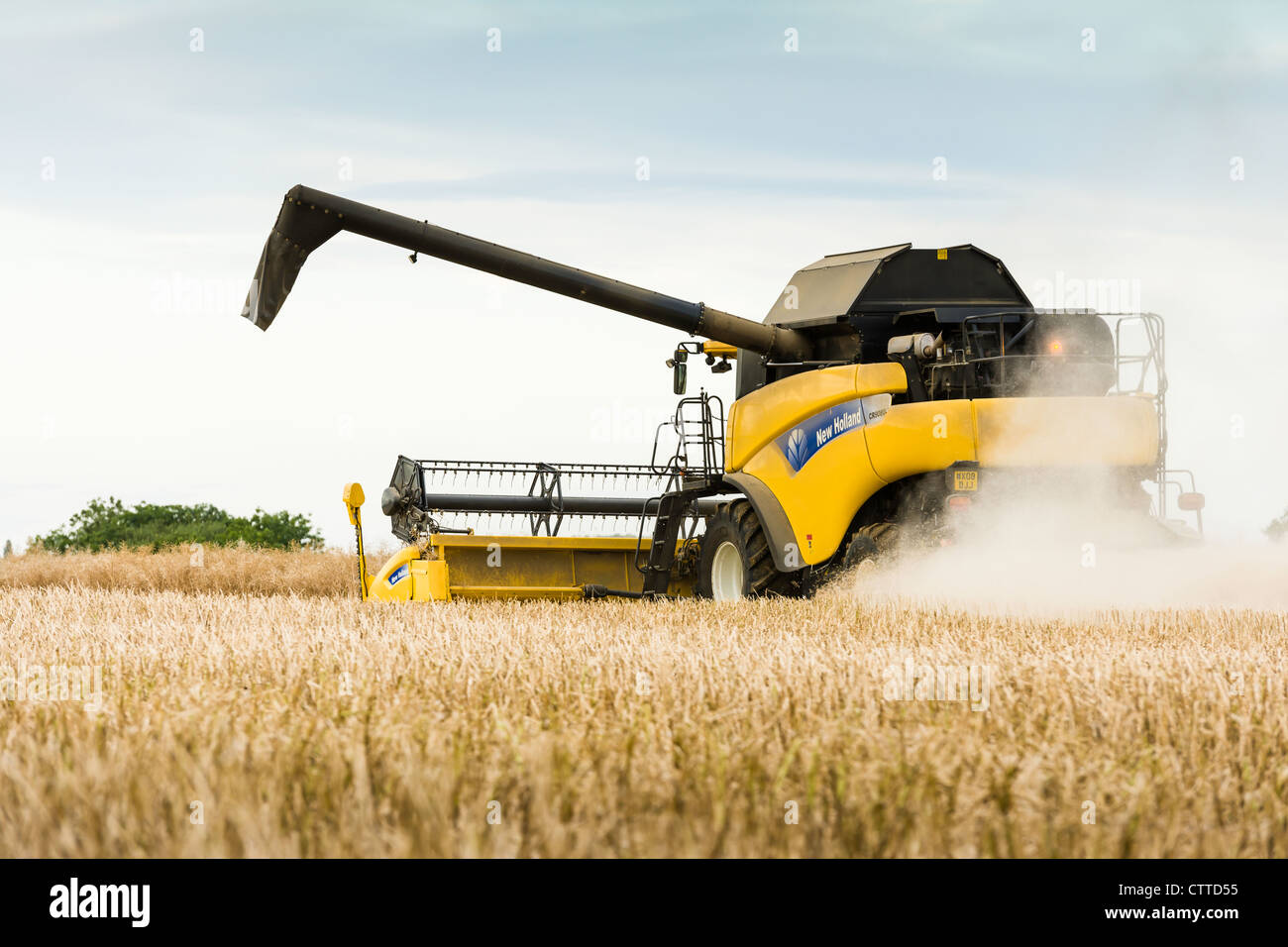 Modern combine harvester uk hi-res stock photography and images - Alamy