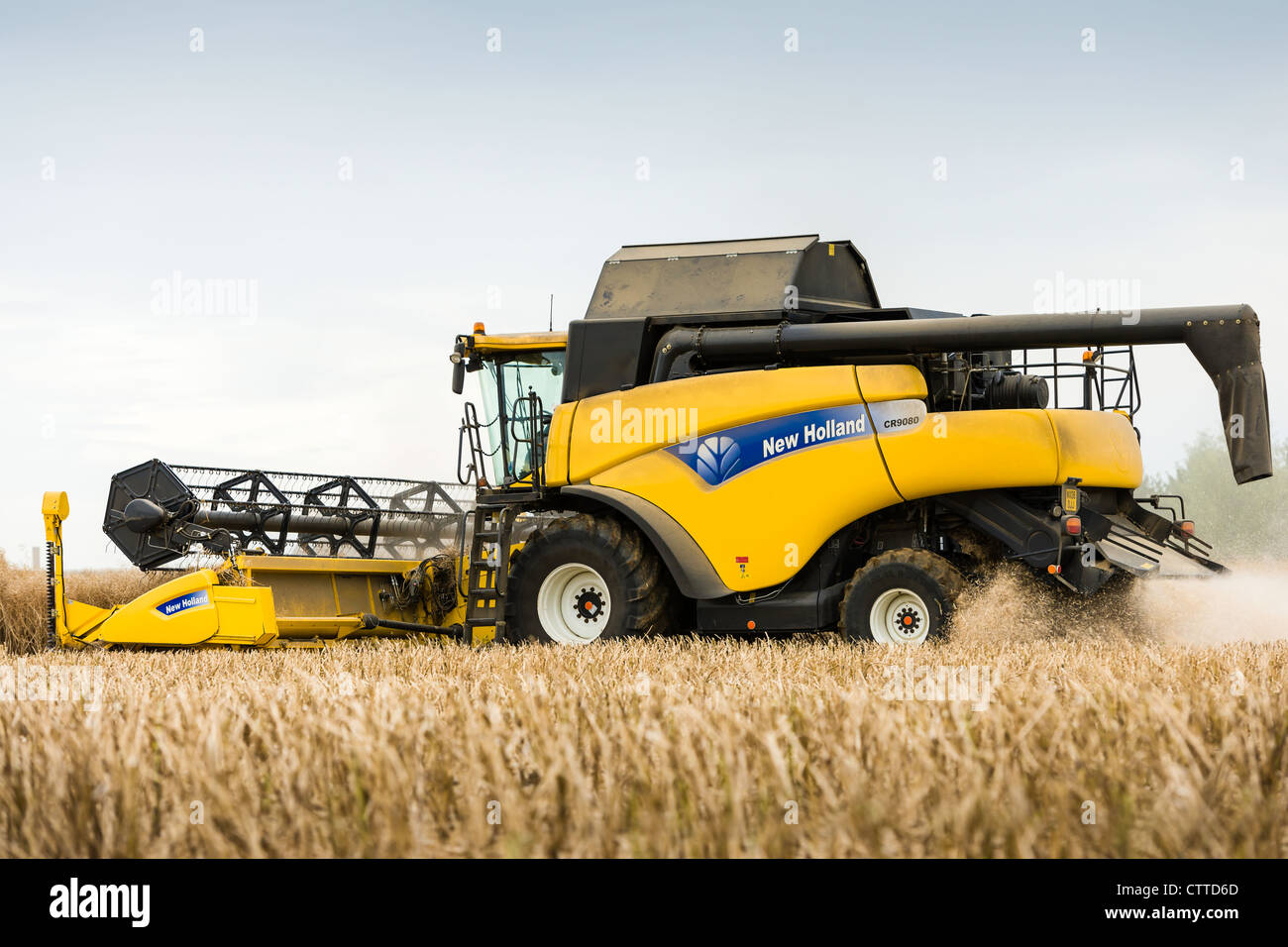 Combine harvester uk hi-res stock photography and images - Alamy