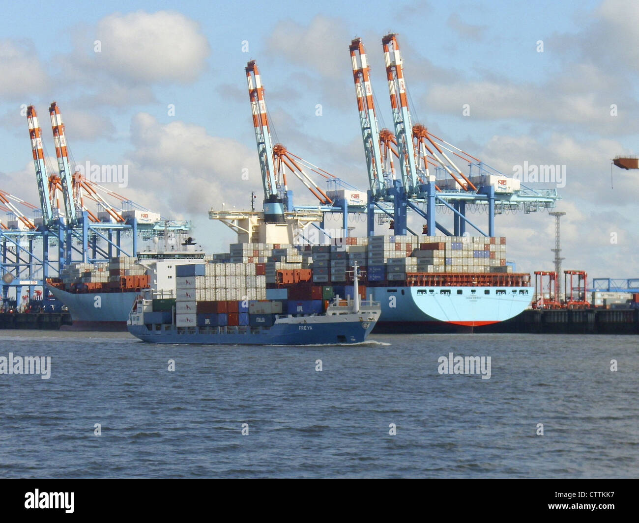 The feeder ship Freya arrives at the container terminal of Bremerhaven ...