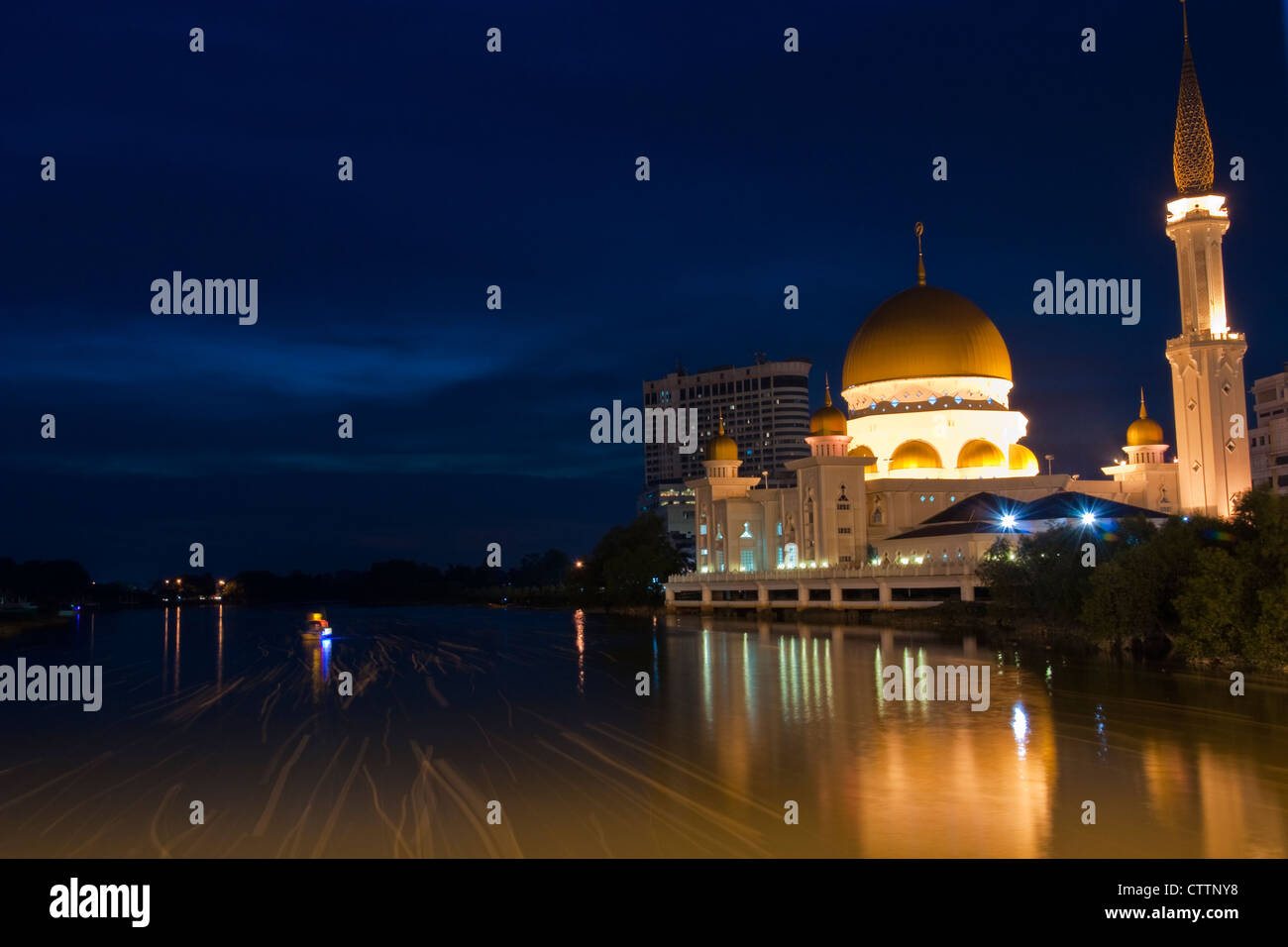 state mosque by klang river in malaysia Stock Photo - Alamy