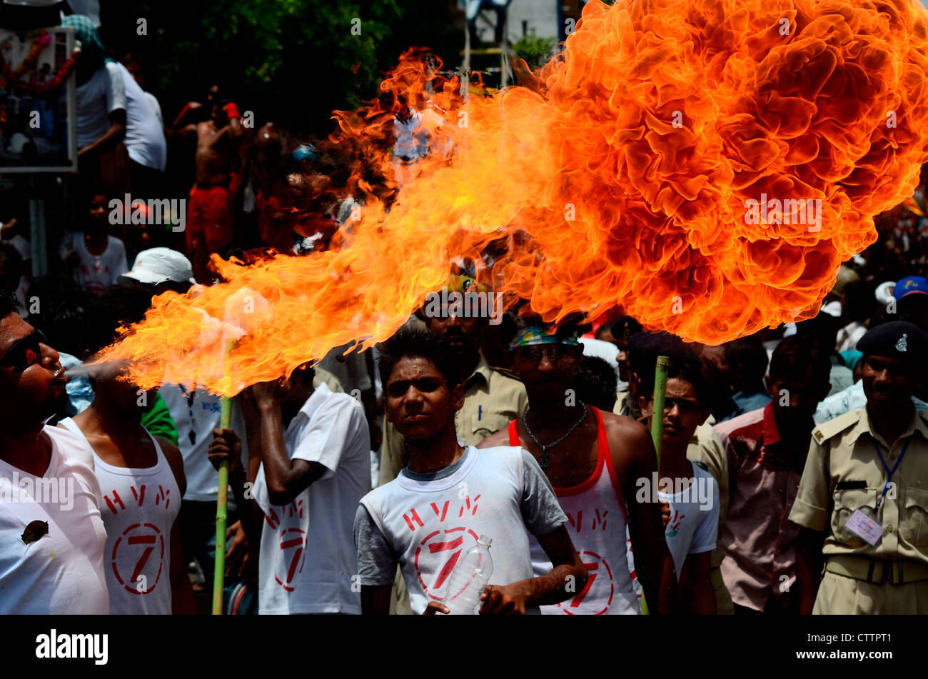 Moutn spitting fire hi-res stock photography and images - Alamy