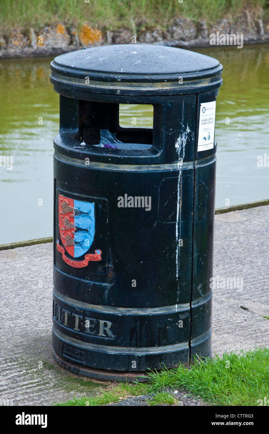 Litter rubbish bin hi-res stock photography and images - Alamy