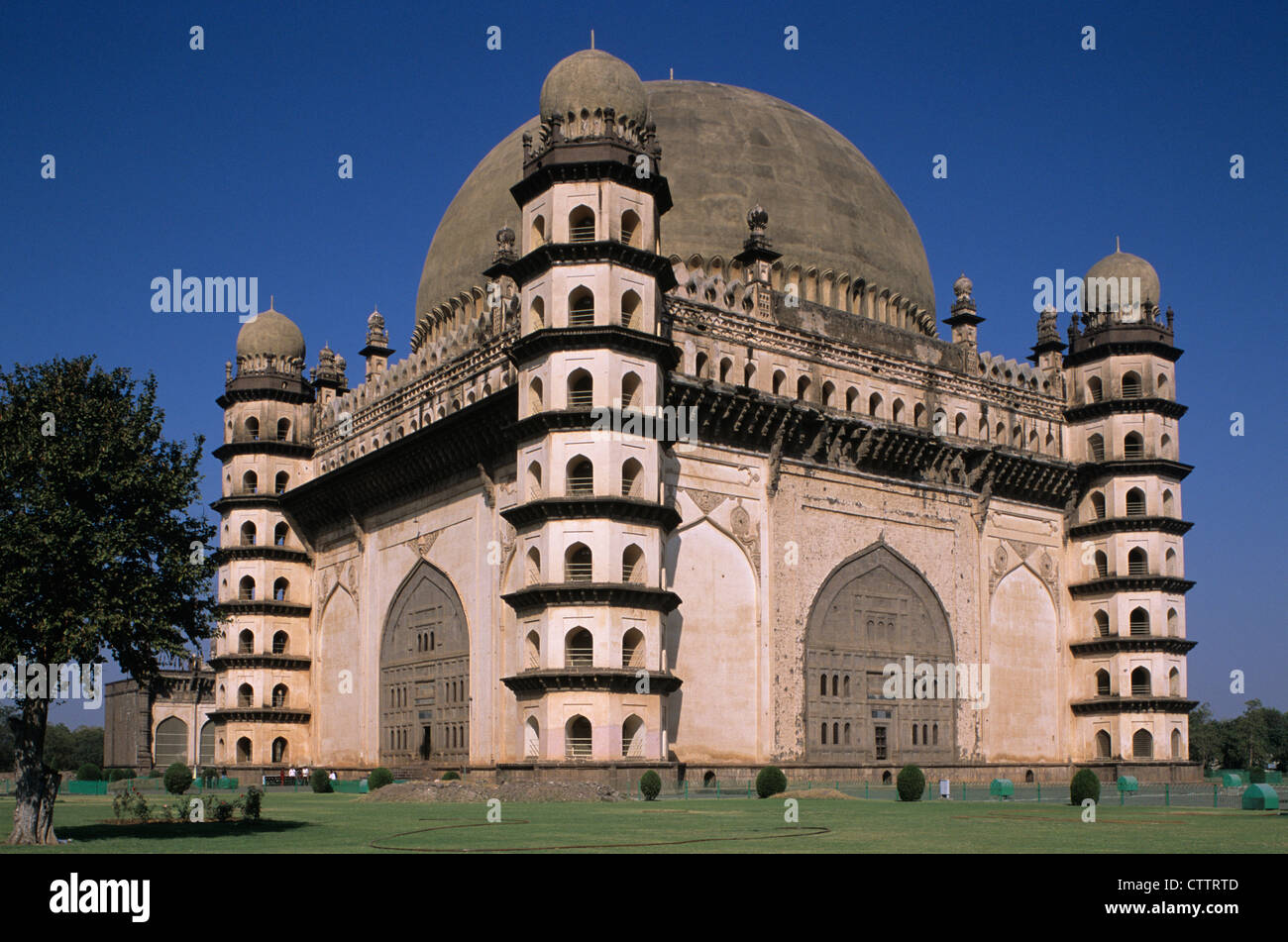 gol gumbaz bijapur karnataka india Stock Photo - Alamy
