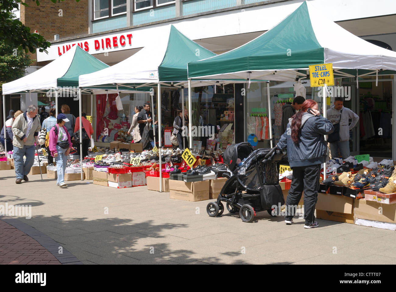 Market stalls and street traders in Modern shopping centre in Crawley ...