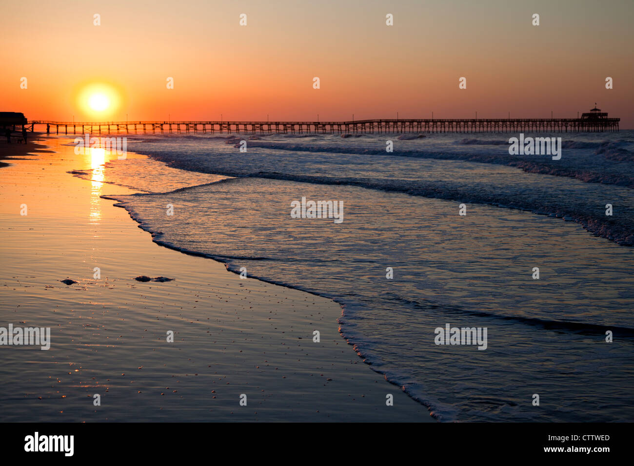 Beach pier sand boardwalk ocean hi-res stock photography and images - Alamy