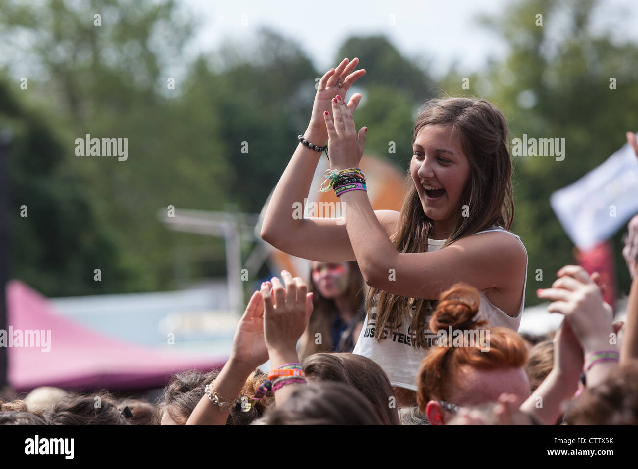 Crowd people dancing music festival hi-res stock photography and images ...
