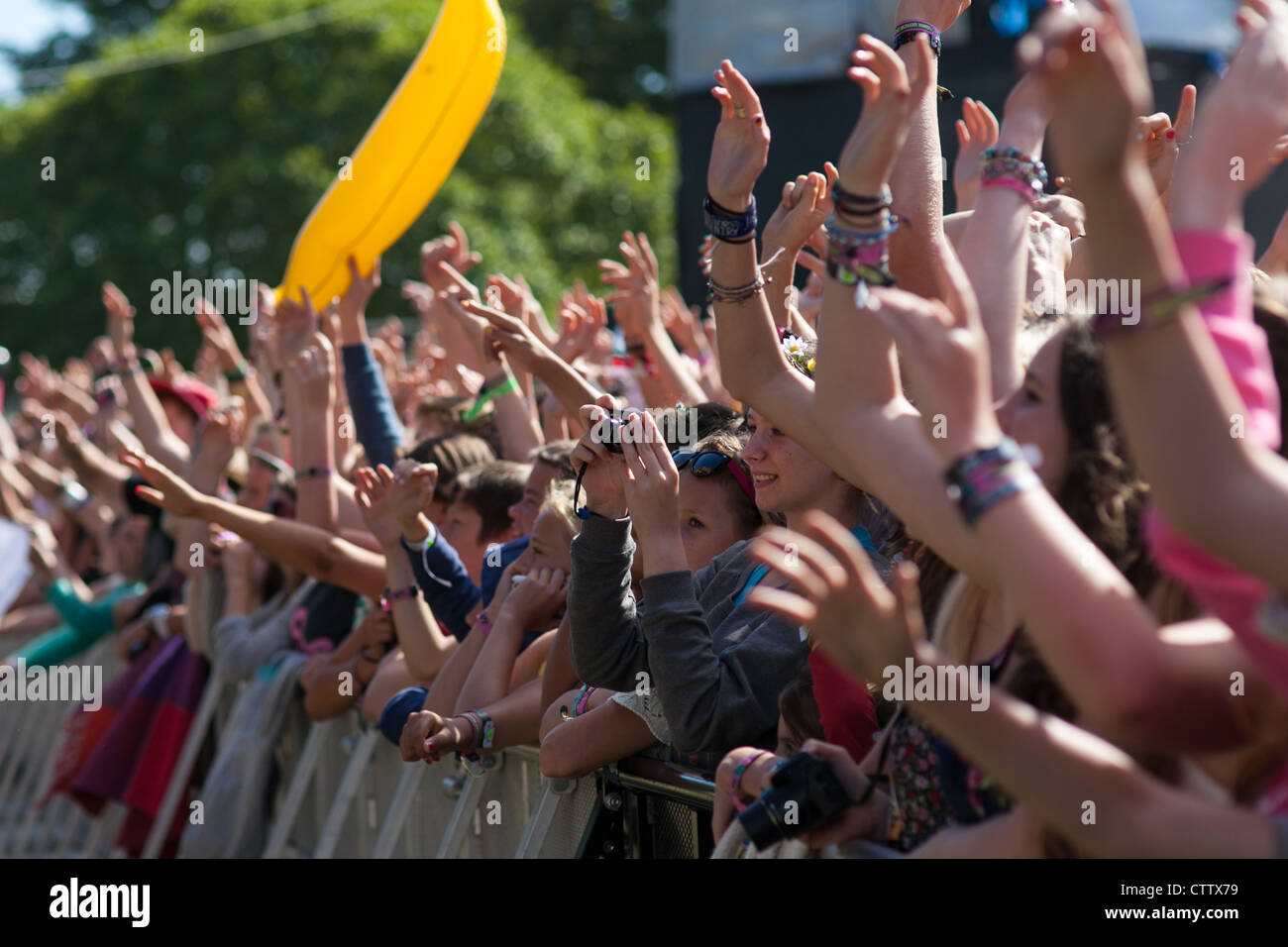 Crowd front row hi-res stock photography and images - Alamy