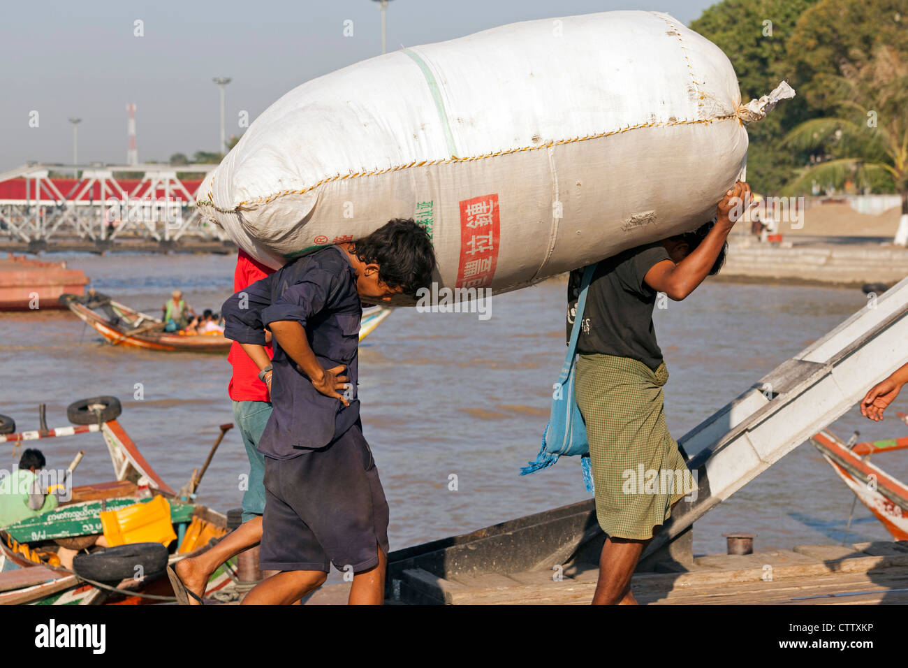 Boats unloading hi-res stock photography and images - Alamy