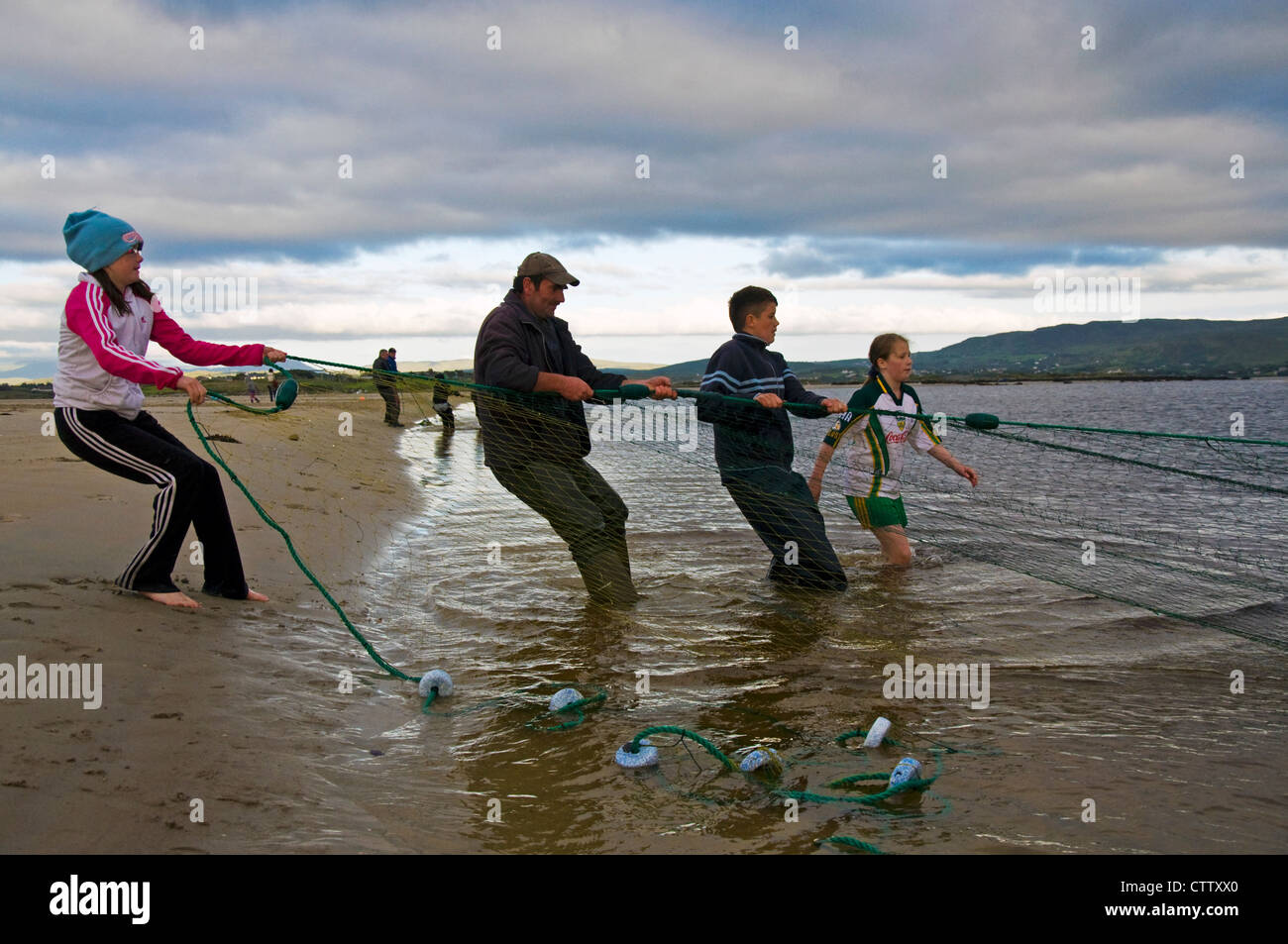 Draft net salmon fishing the family help in hauling in the net Stock ...