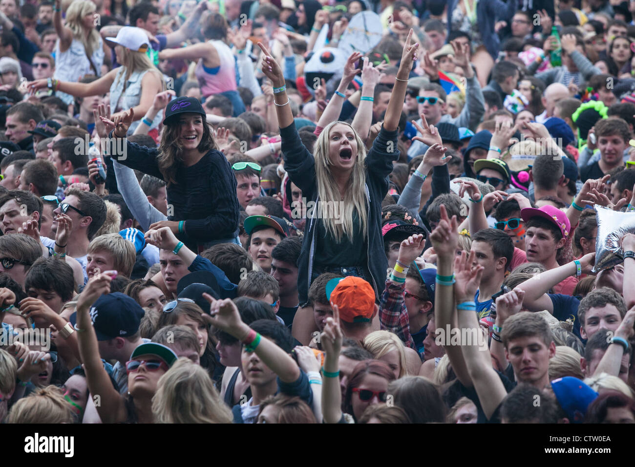 Music festival crowd hi-res stock photography and images - Alamy