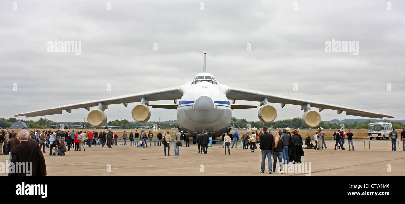 Antonov an 124 hi-res stock photography and images - Alamy