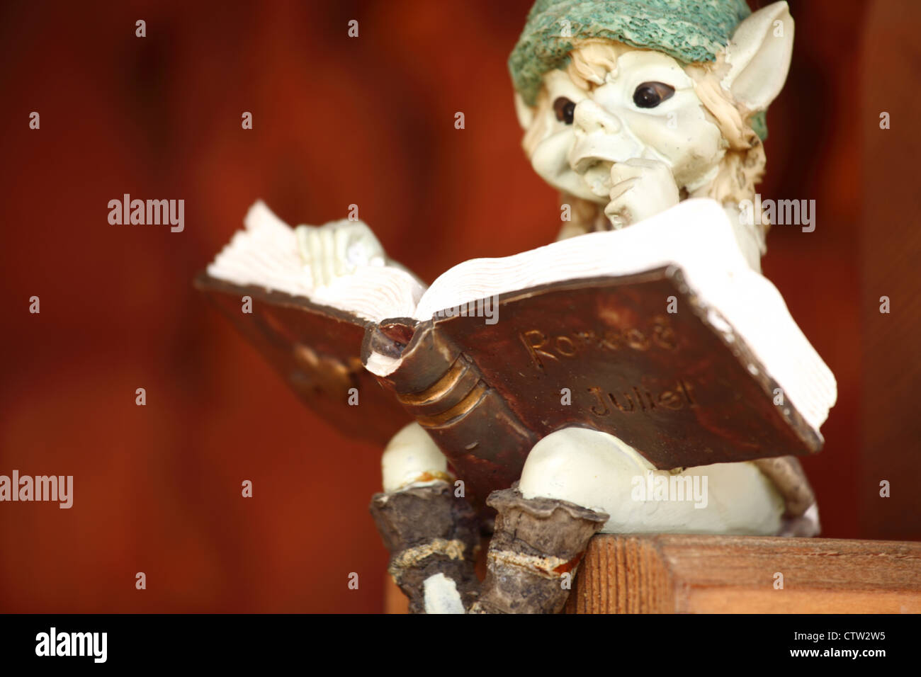 garden dwarf read the book Stock Photo - Alamy