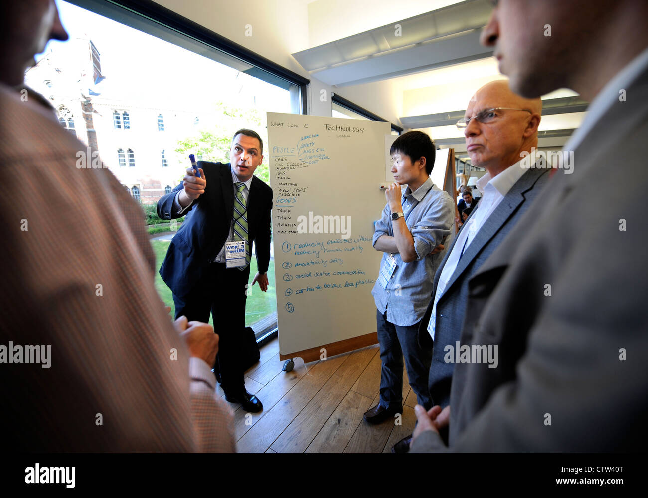 English discussion groups hi-res stock photography and images - Alamy