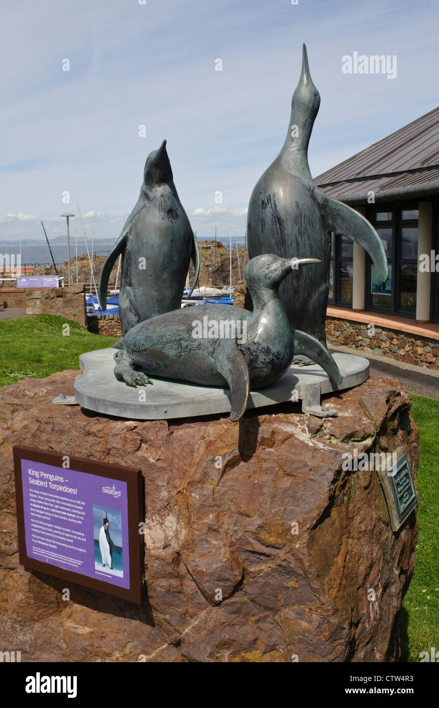 Sculpture bronze penguins hi-res stock photography and images - Alamy