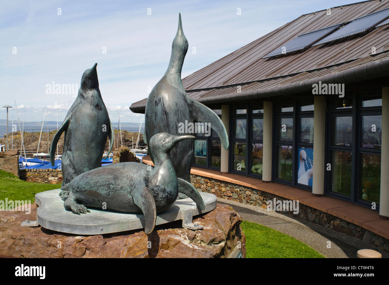 Sculpture bronze penguins hi-res stock photography and images - Alamy
