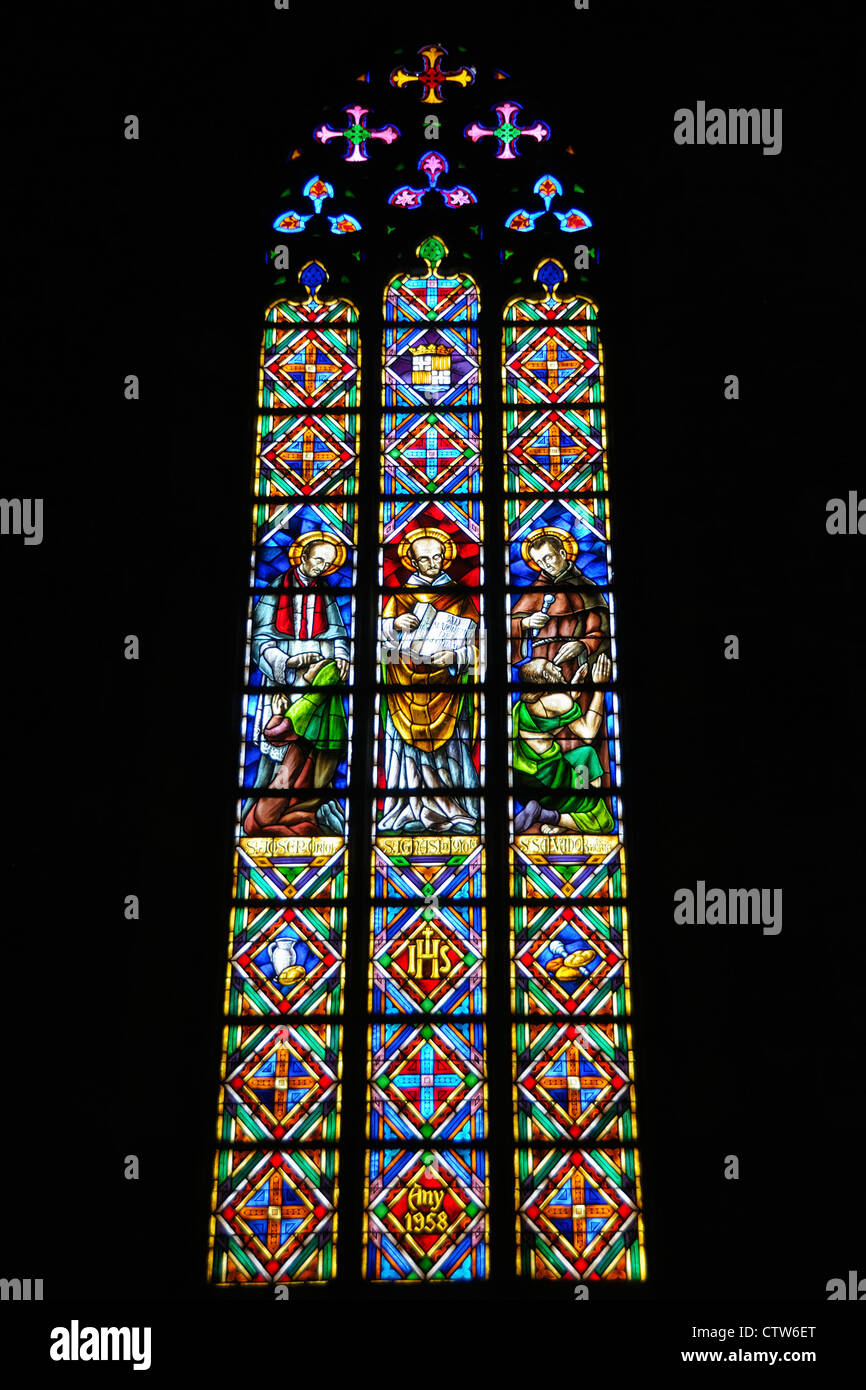 Colorful glass windows inside the church Santa Maria del Mar, Barcelona ...