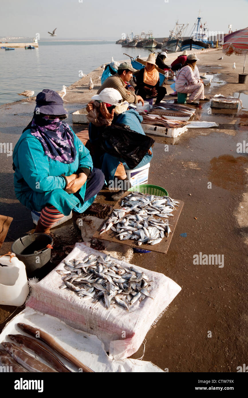 Women selling fish africa hi-res stock photography and images - Alamy