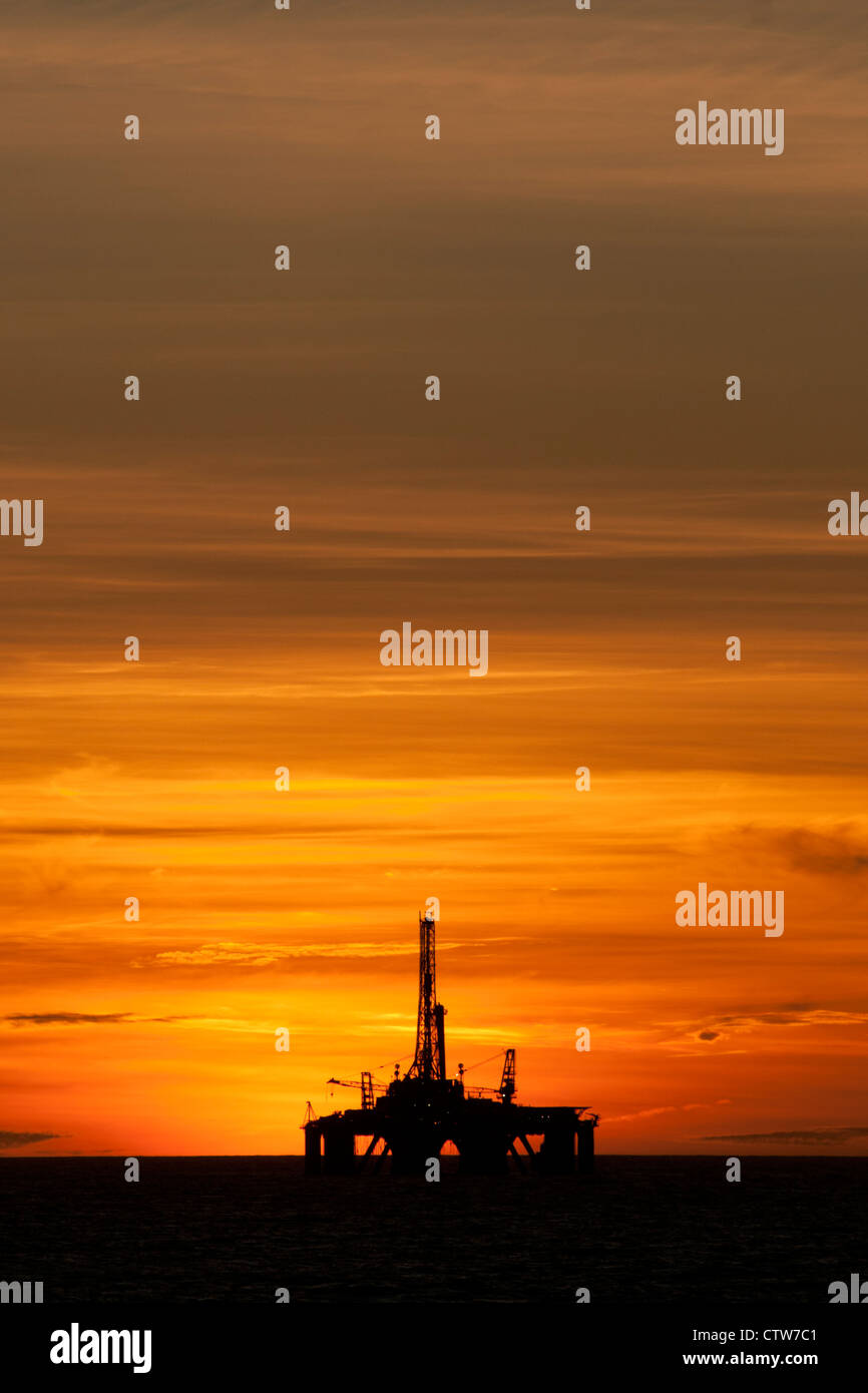 Oil platform sunset hi-res stock photography and images - Alamy