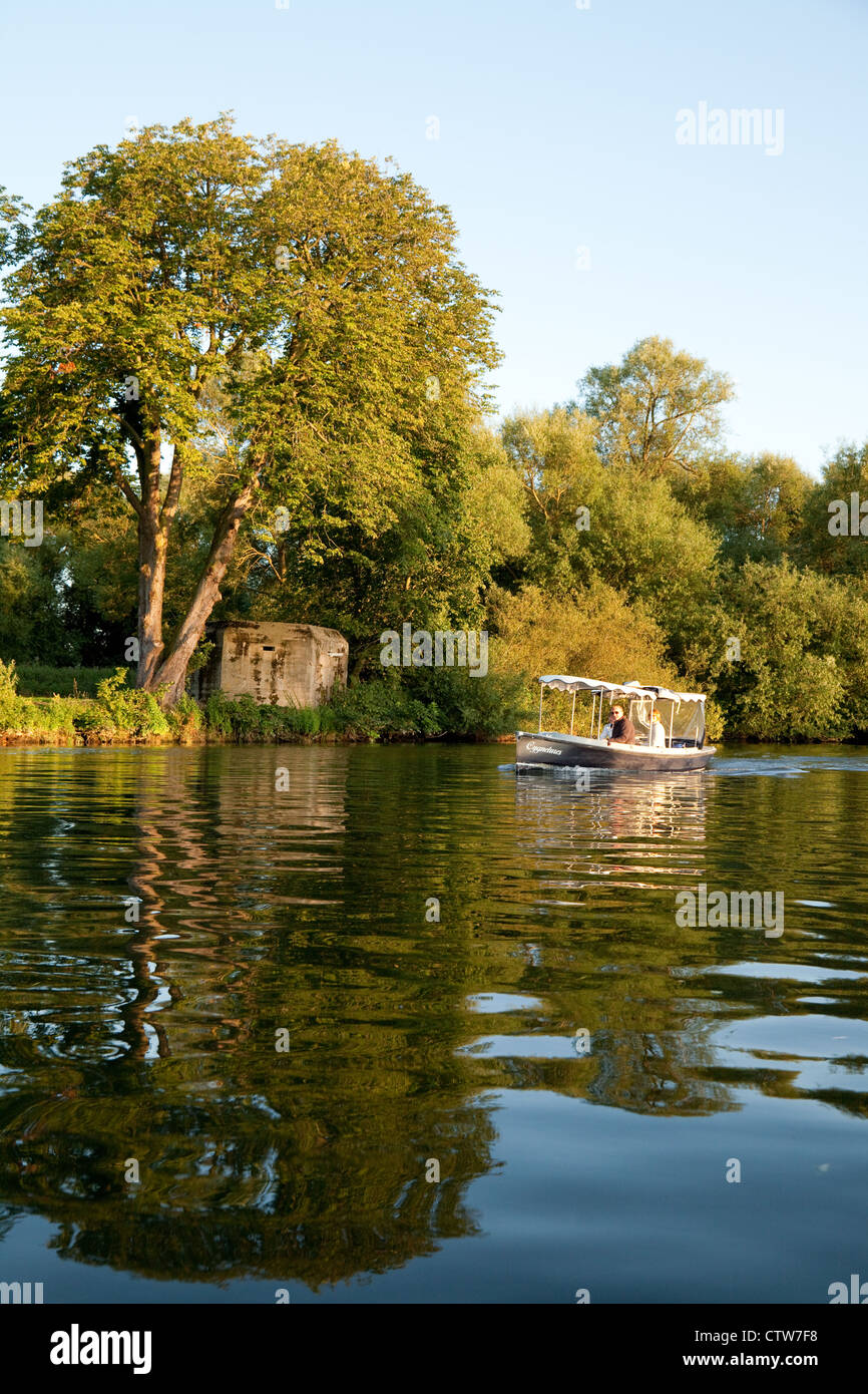 Boating on the river Thames in Oxfordshire, evening light, UK Stock ...