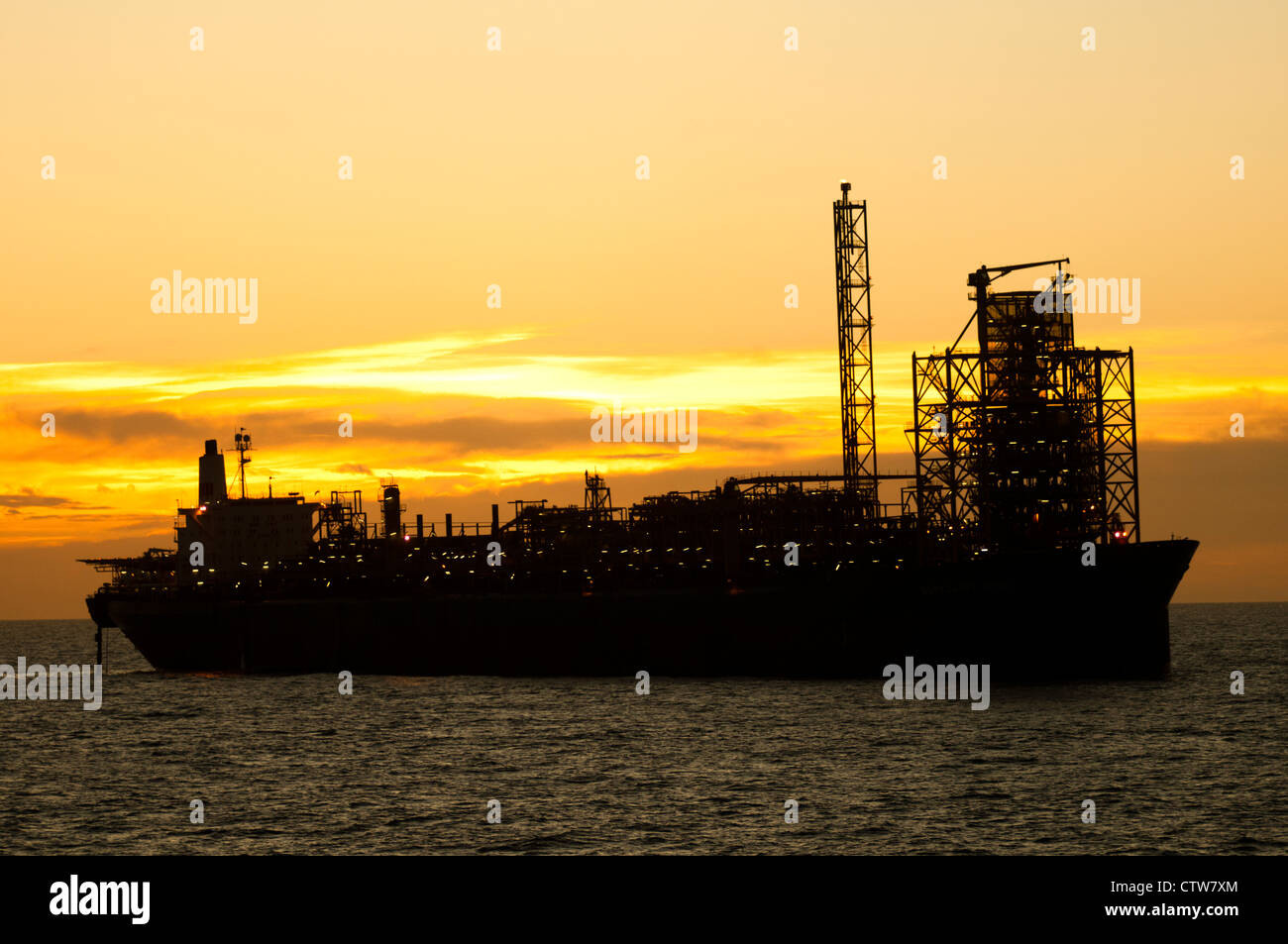 silhouette of an offshore FPSO oil rig Stock Photo - Alamy