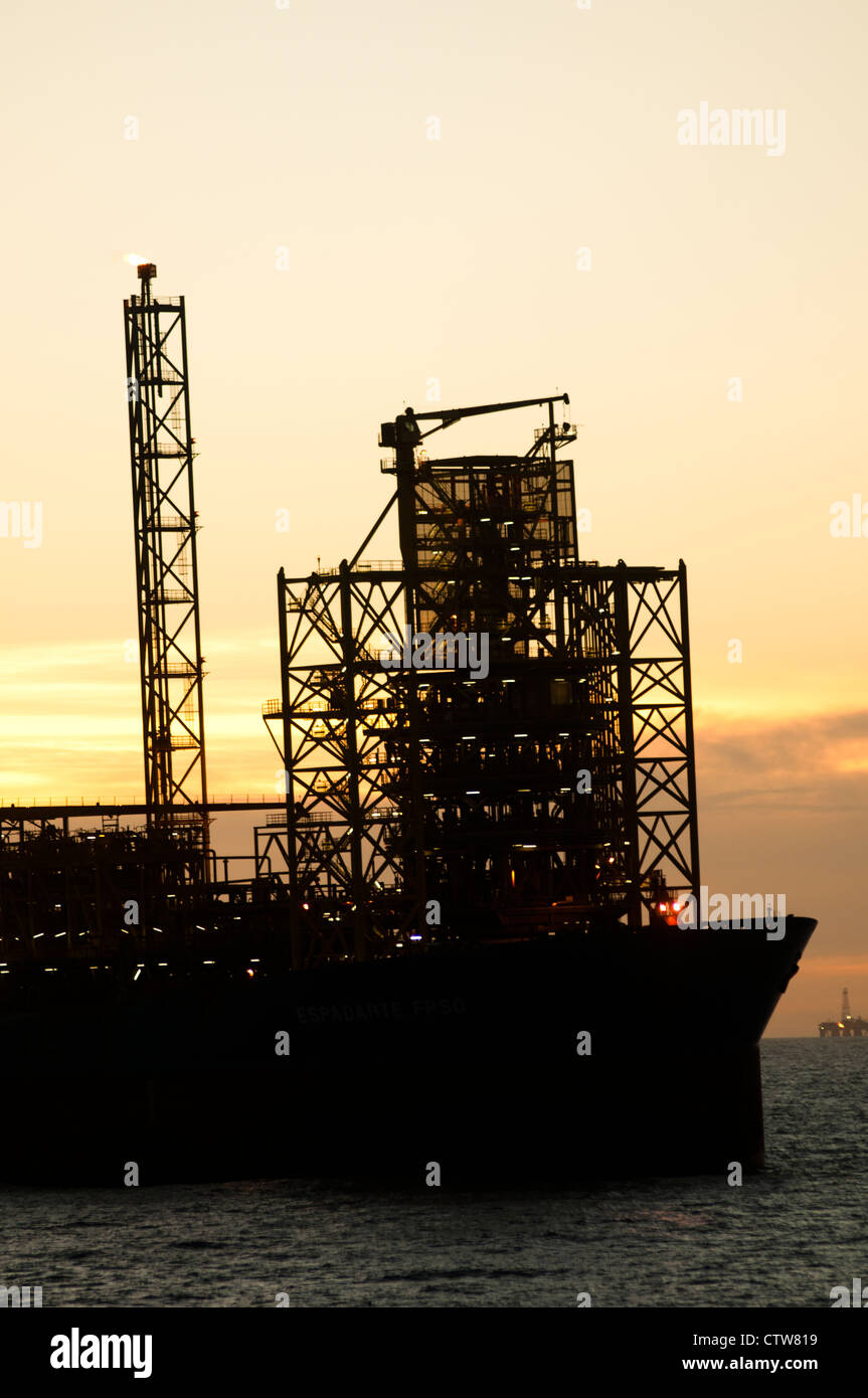 silhouette of an offshore FPSO oil rig Stock Photo - Alamy