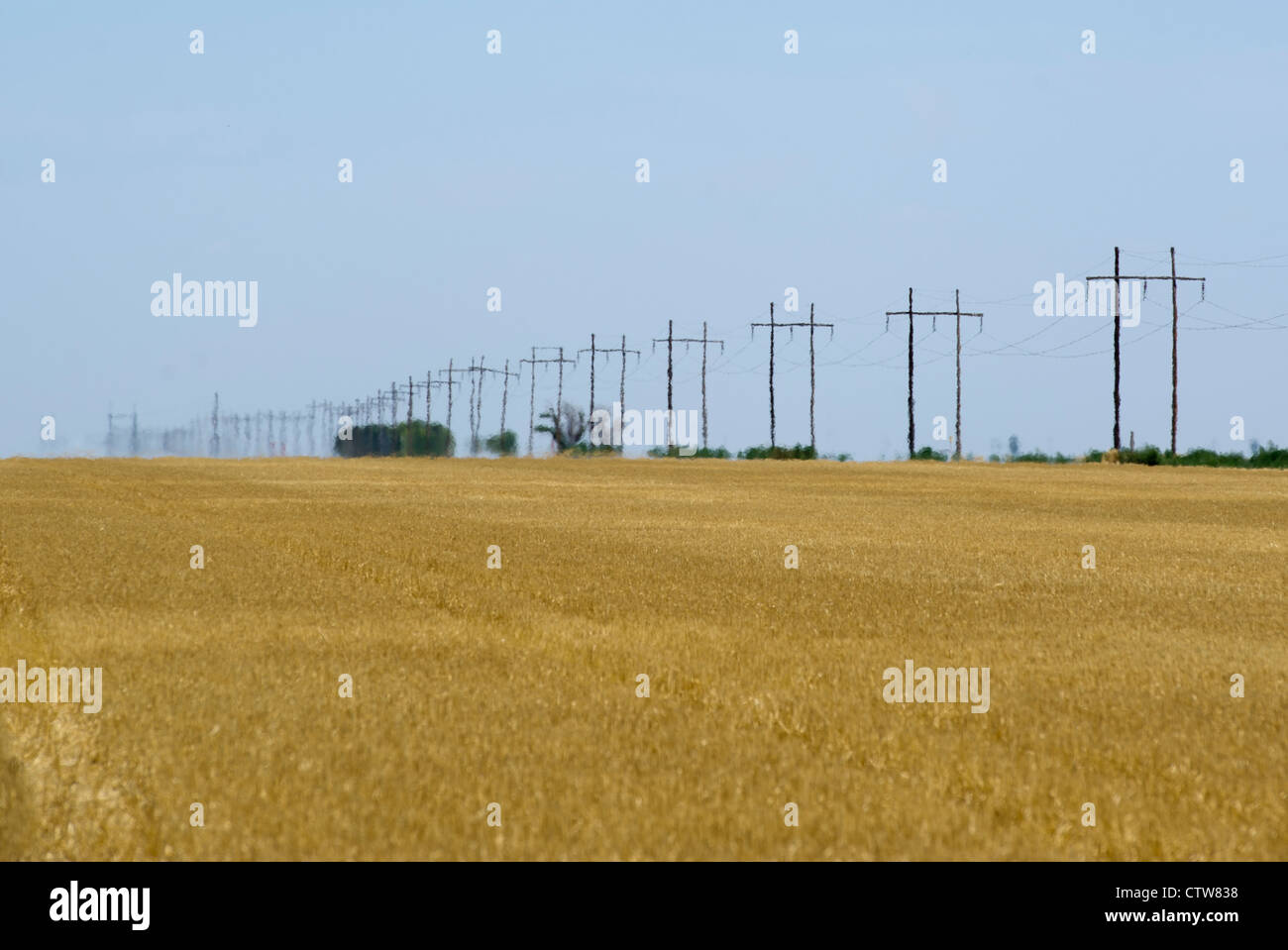 Heat haze blurs power lines on the horizon in Kansas, USA. Temps ...