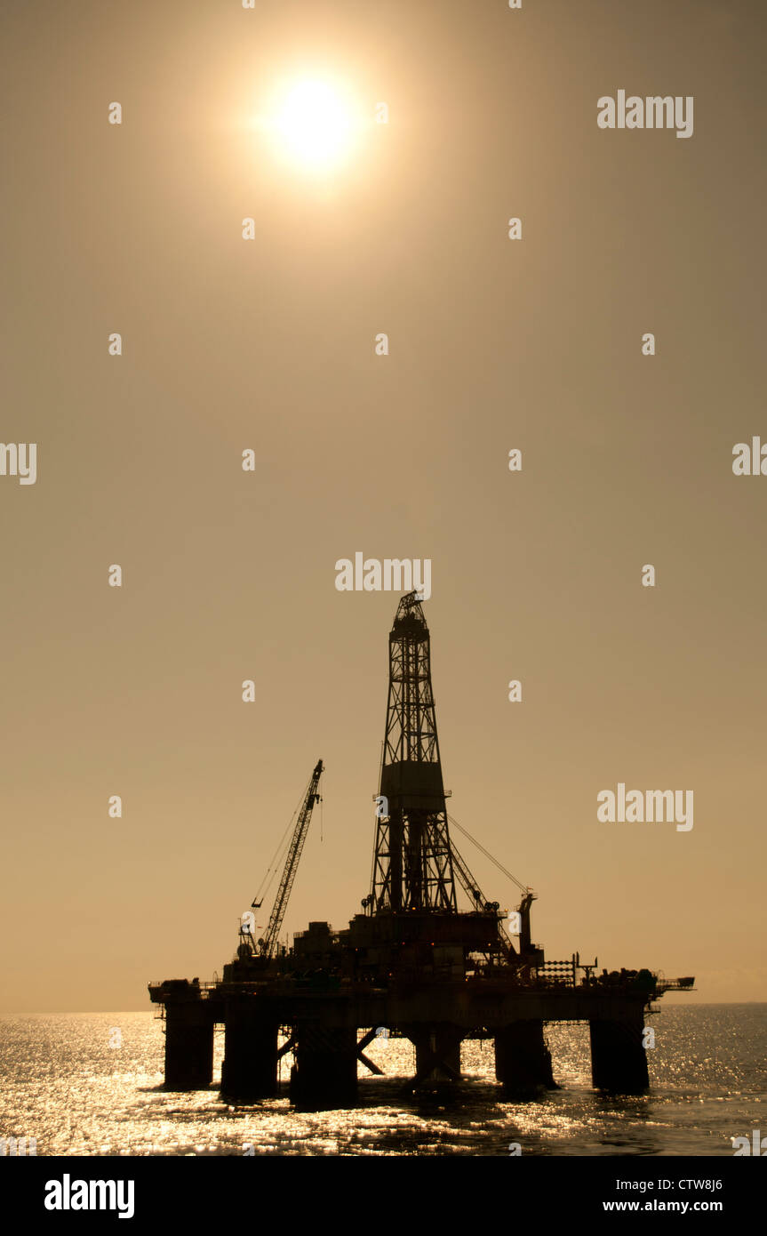 Silhouette of an offshore oil drilling rig Stock Photo - Alamy