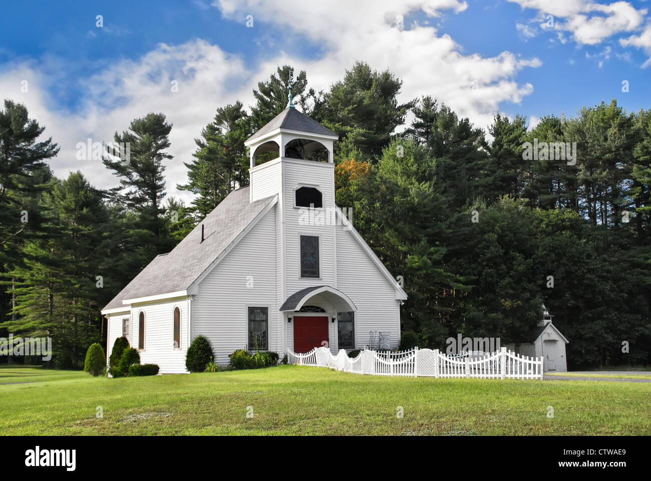 White wooden country church hi-res stock photography and images - Alamy