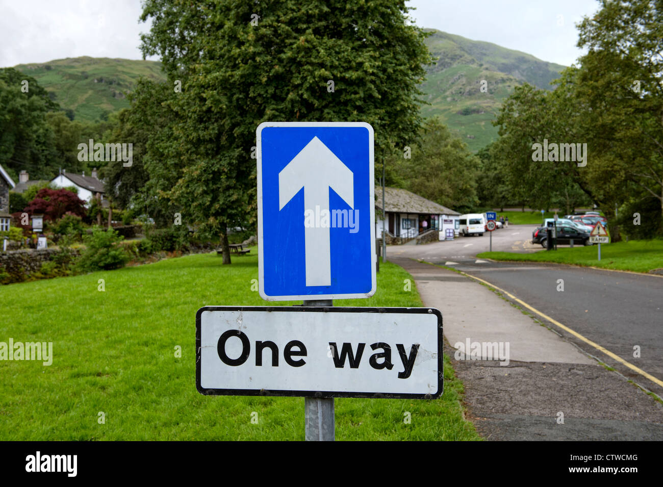 One way sign uk hi-res stock photography and images - Alamy