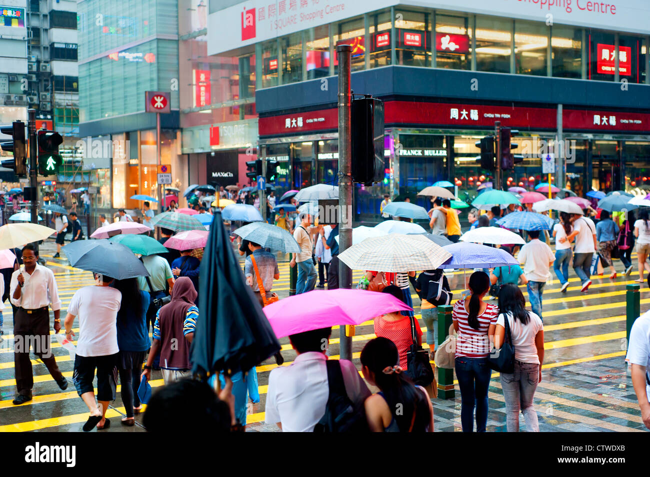 People crossing the road in the rain Stock Photo - Alamy
