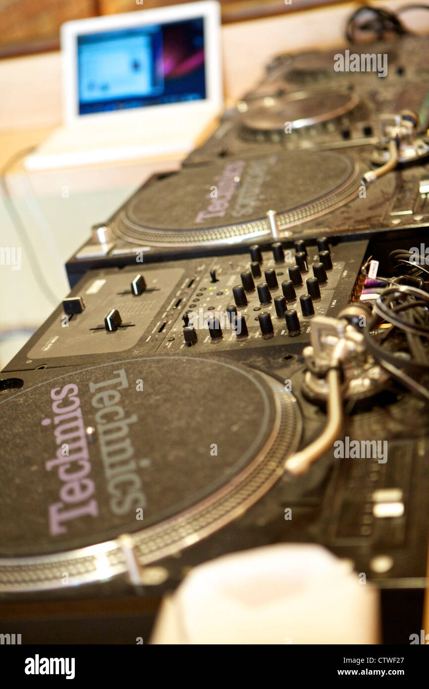 Dj Turntables Stock Photos & Dj Turntables Stock Images - Alamy