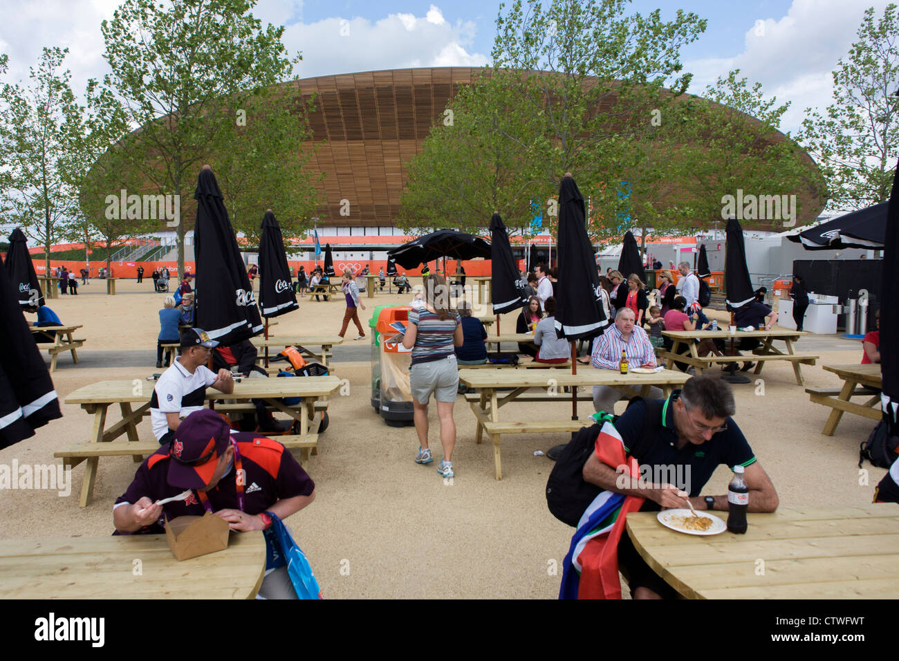 Curved roof support hi-res stock photography and images - Alamy