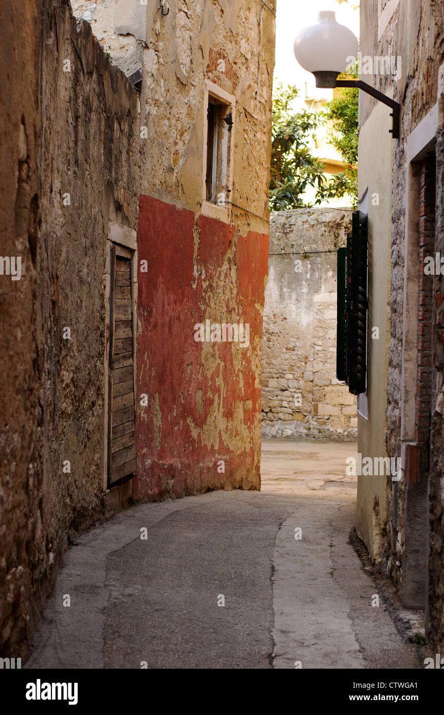 Old and decrepit hi-res stock photography and images - Alamy