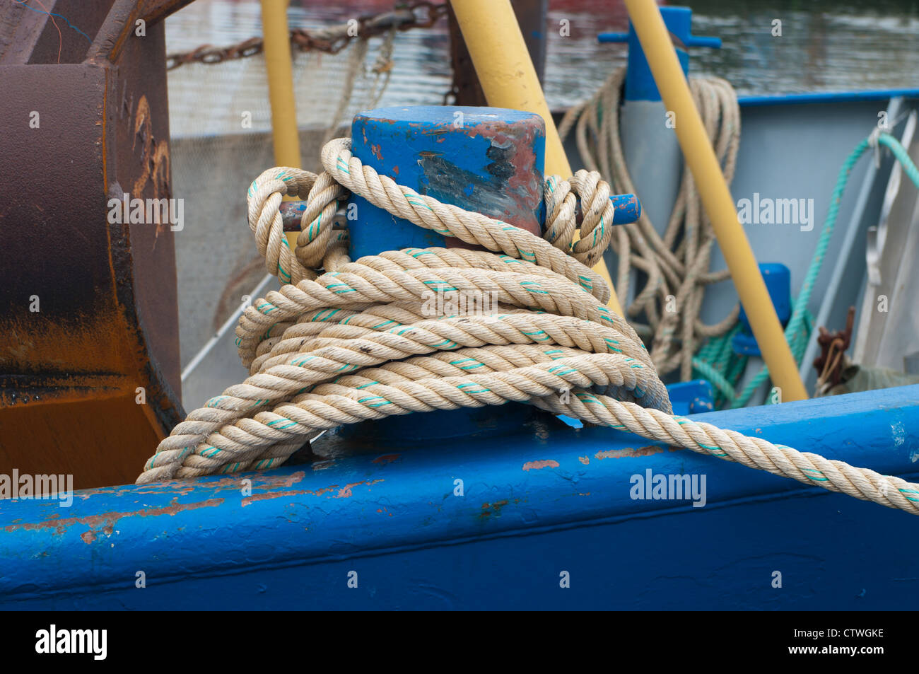 Ship bollard rope hi-res stock photography and images - Alamy