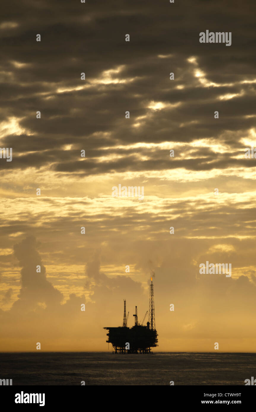 Silhouette of an oil drilling rig offshore in sunset/sunrise time Stock ...