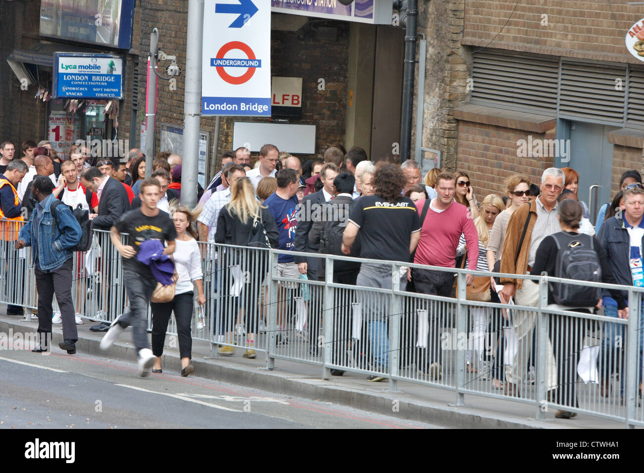 London bridge commuters 2012 hi-res stock photography and images - Alamy