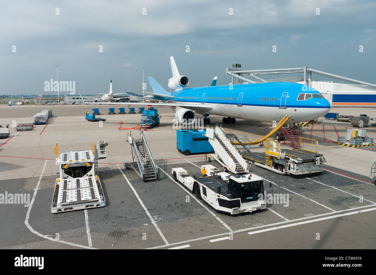 Plane being refueled hi-res stock photography and images - Alamy