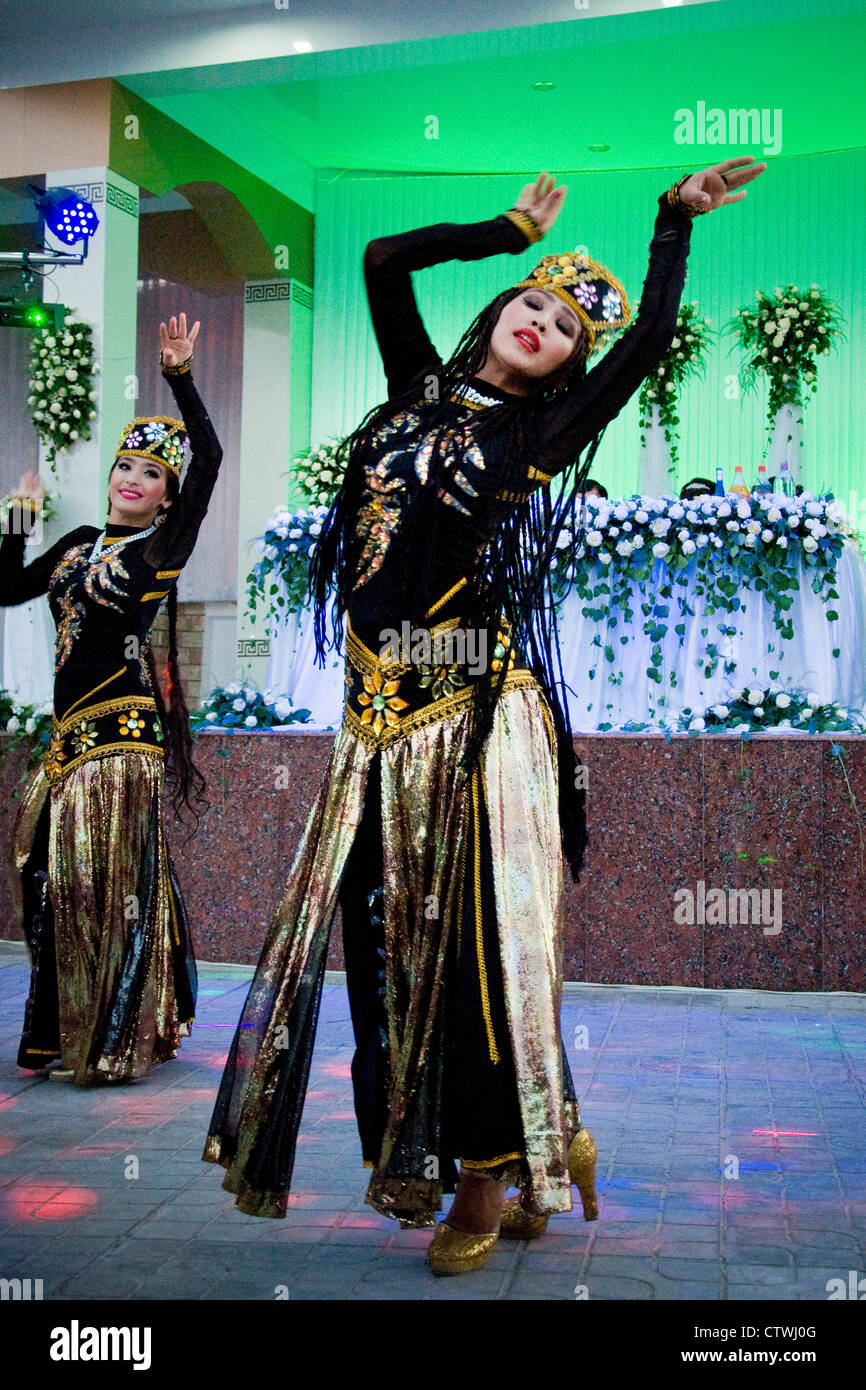 Uzbekistan, Samarkand, Wedding party, Folk dancers Stock Photo - Alamy