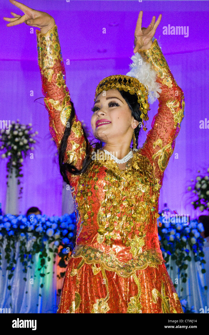 Uzbekistan, Samarkand, Wedding party, Folk dancers Stock Photo - Alamy