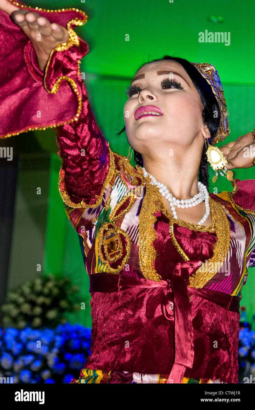 Uzbekistan, Samarkand, Wedding party, Folk dancers Stock Photo - Alamy