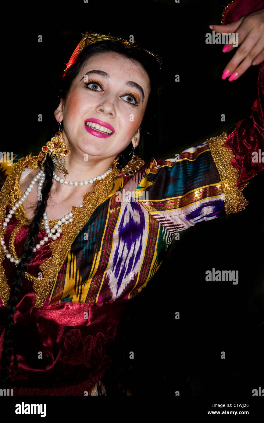 Uzbekistan, Samarkand, Wedding party, Folk dancers Stock Photo - Alamy