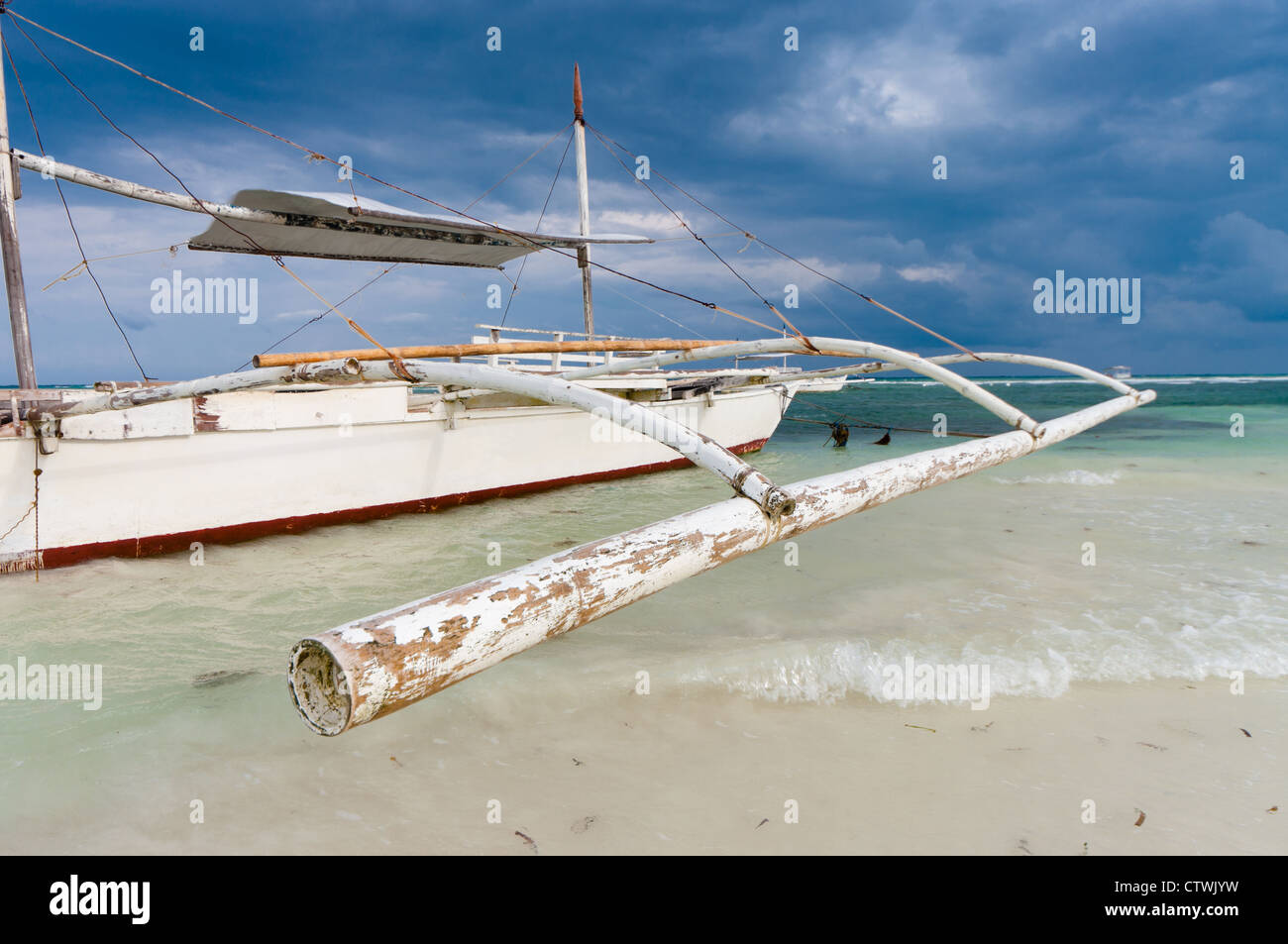 traditional philippine bangka at low tide Stock Photo - Alamy
