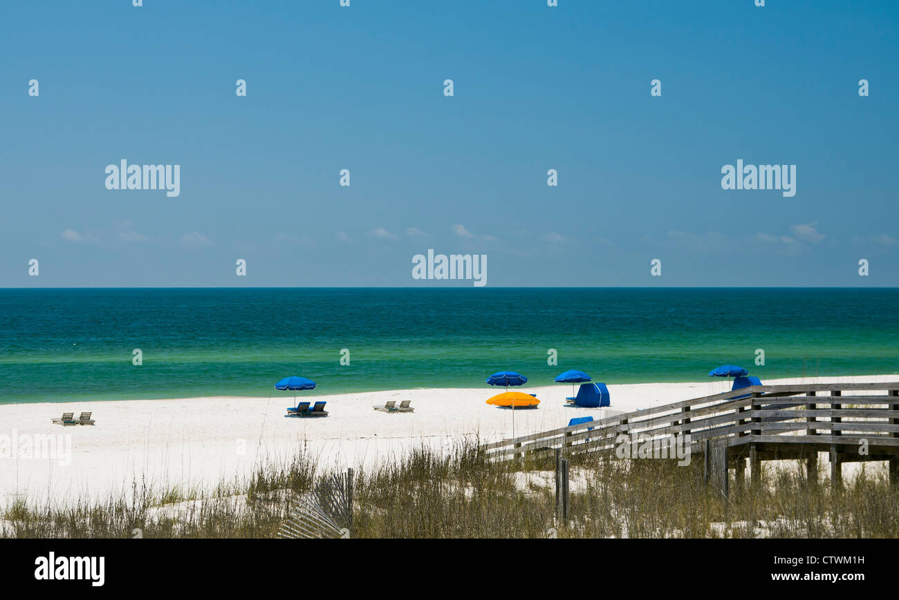 The white sand beach of the Alabama Gulf Coast Stock Photo - Alamy